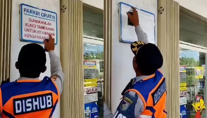 Viral Oknum Petugas Dishub Hapus Tulisan Parkir Gratis di Minimarket ...
